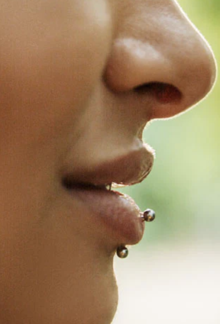 Piercing: Vertical labret